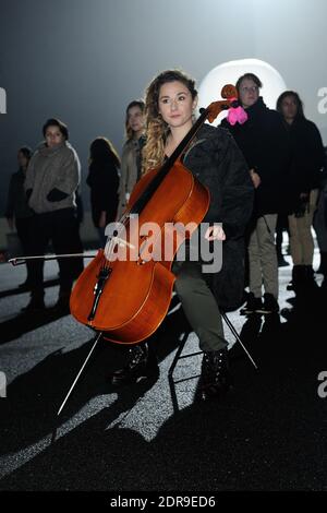 Exclusive. Elisa Paris assiste au tournage du clip 'The Hanging Tree ...