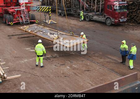 Stevedore load steel to ship in harbour Stock Photo - Alamy