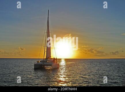 Catamaran bij zonsondergang, Catamaran in sunset Stock Photo - Alamy
