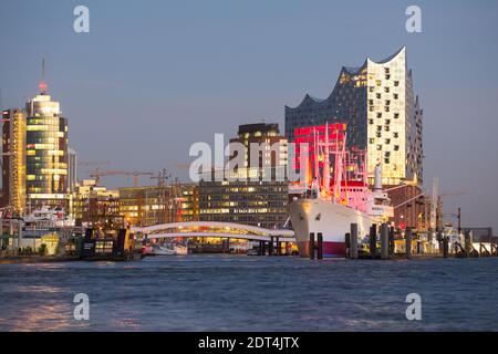 Museumsschiff Cap San Diego und die Elbphilharmonie, Einlaufparade der ...