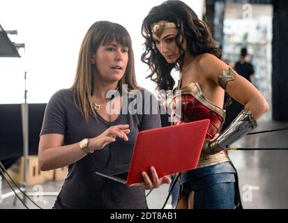 WONDER WOMAN 1984, from left: Gal Gadot, Kristen Wiig, 2020. ph: Clay Enos / © Warner Bros ...