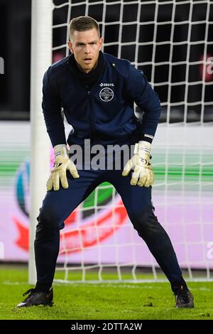 ALKMAAR, NETHERLANDS - DECEMBER 21: Goalkeeper Lars Unnerstall of FC ...
