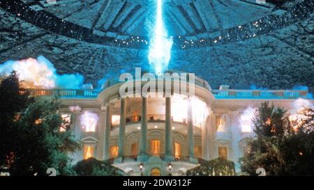 INDEPENDENCE DAY 1996 20th Century Fox film with Will Smith at left and ...