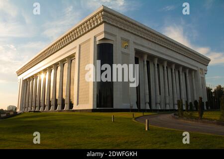 Parliament building of Uzbekistan in Tashkent Stock Photo - Alamy