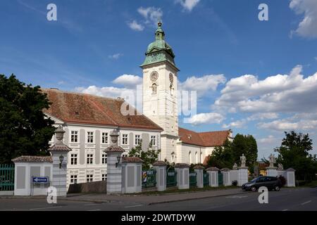 Volksschule und Stadtpfarrkirche St.Stephan, Retz im Weinviertel NÖ, Österreich Stock Photo - Alamy