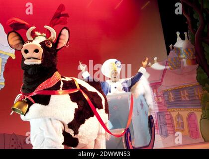 Clive Rowe (Dame Daisy) in JACK AND THE BEANSTALK at the Hackney Empire ...