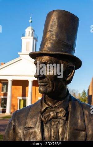 Abraham and Mary Lincoln Statues with the Historic Metamora County ...
