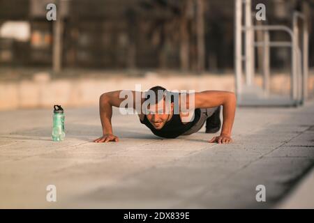 fitness man training push up Stock Photo - Alamy
