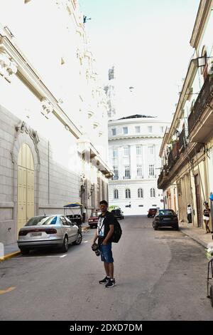 photographer in Havana, Cuba alley and Capitolio Stock Photo - Alamy