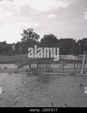 1950s, historical, open air swimming pool or Lido, Gravesend, Kent ...