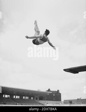 1950s, historical, open air Lido, Gravesend, Kent, England, UK. Opened ...