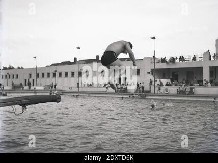 1950s, historical, open air Lido, Gravesend, Kent, England, UK. Opened ...