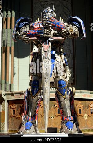 Transformers's Hoptimus Prime handprint and footprint ceremony on ...
