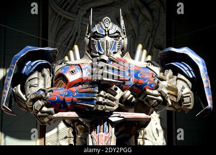 Transformers's Hoptimus Prime handprint and footprint ceremony on ...