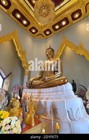 The Golden Buddha, the world's largest pure gold statue (Phra Phuttha ...