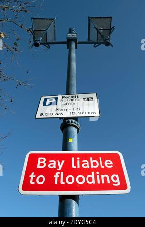 UK, England, London, flooding at Putney embankment Stock Photo - Alamy