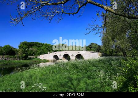 Milton Ferry Stone Bridge over the river Nene, Ferry Meadows country ...