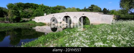 Milton Ferry Stone Bridge over the river Nene, Ferry Meadows country ...