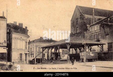 La Réole - Place Craberie 3 Stock Photo - Alamy