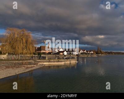 Winter afternoon on the shore of lake Traunsee Stock Photo - Alamy