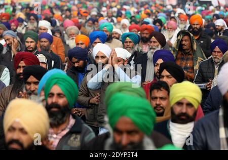 Protesters praying (Sikhism worship) at Singhu border (Delhi-Haryana ...