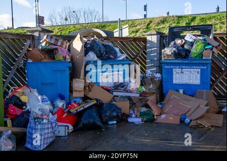 Windsor, Berkshire, UK. 27th December, 2020. A Covid-19 Help Stop the ...