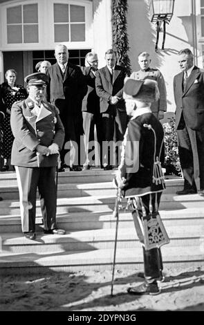 President Paul von Hindenburg and Hermann Goering on Hindenburg's ...