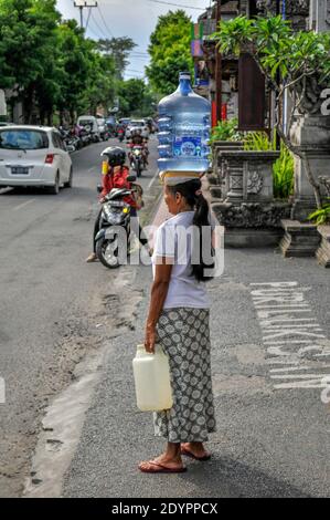 Balinese people in everyday situations Stock Photo - Alamy
