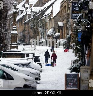 People sledge in the snow in Burford, West Oxfordshire Stock Photo - Alamy