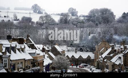 Overnight snow in Burford, West Oxfordshire Stock Photo - Alamy