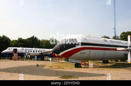 Vickers 806 Viscount (1958) and Vickers Vanguard 953C (1961 ...