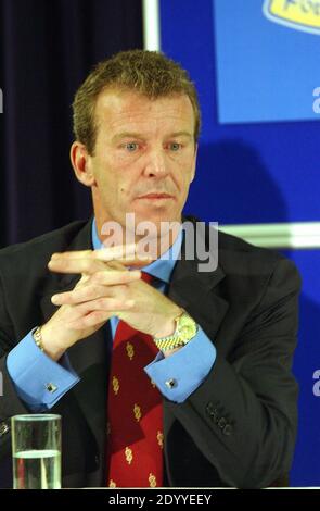 PORTSMOUTH MANAGER EX ARSENAL GRAHAM RIX 2001 Stock Photo - Alamy
