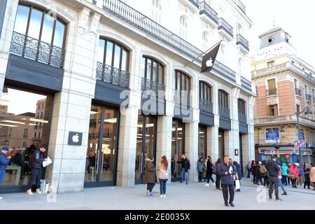 Apple Store, Puerta del Sol, Madrid Stock Photo - Alamy