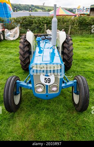 Fordson Super Dexta Tractor in the snow Photo Phil Wilkinson / Alamy ...