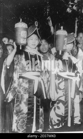 ''Banzai'' dance of Geisha girls, Kyoto Stock Photo - Alamy