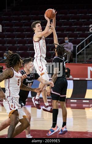 Southern California Trojans guard Drew Peterson (13) drives the basket ...