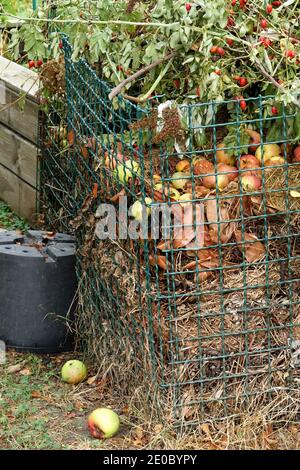 Compost heap garden Wire Composter Composting Organic Waste Compost ...