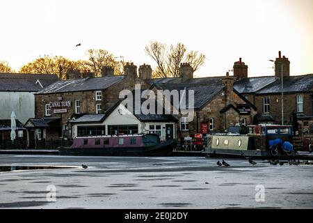 Lancaster Canal birds Stock Photo - Alamy