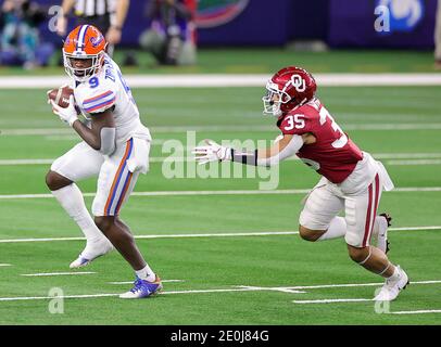 Florida tight end Keon Zipperer (9) runs against Alabama during the ...