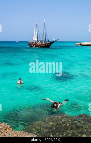 Snorkelling tour off Malmok Beach, Aruba Stock Photo - Alamy
