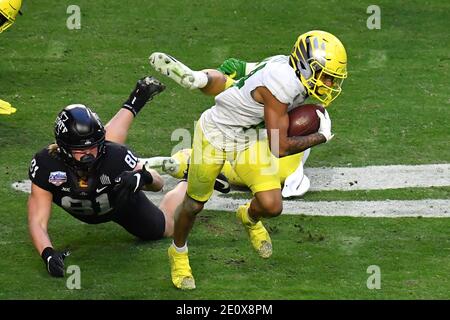 Oregon wide receiver Kris Hutson (14) and Oregon running back CJ ...