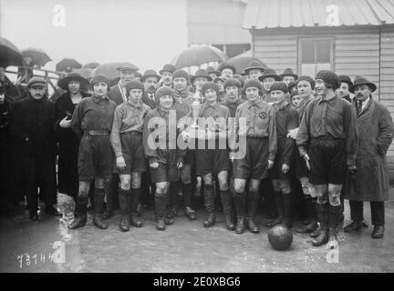 Les Sportives vainqueurs de la Coupe de France en 1922 depicts the ...