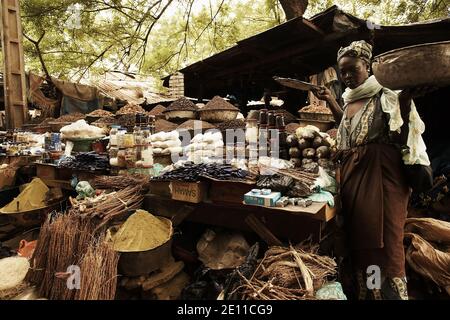 MALI, BAMAKO, MARKET, PEOPLE SELLING PRODUCE Stock Photo - Alamy