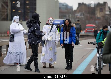 Gypsies begging for money from tourists along Westminster Bridge ...