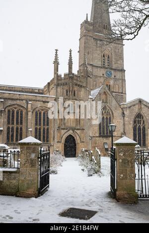 Burford church and town in the winter frost at sunrise. Burford ...