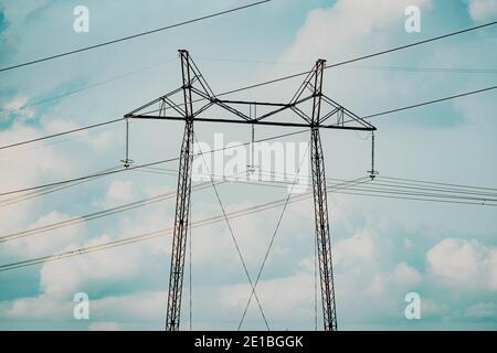 Electricity pylon for transmission and current transfer of high voltage ...