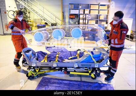 Bautzen, Germany. 06th Jan, 2021. Employees of the German Air Rescue ...