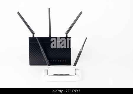 Three Wi-Fi routers, wireless devices with one, two and three antennas ...