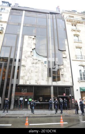 Policiers devant l'immeuble du 22 avenue de Matignon appartenant a AXA ...
