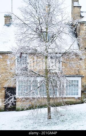 Burford stone house on the hill in Burford in the winter snow. Burford ...